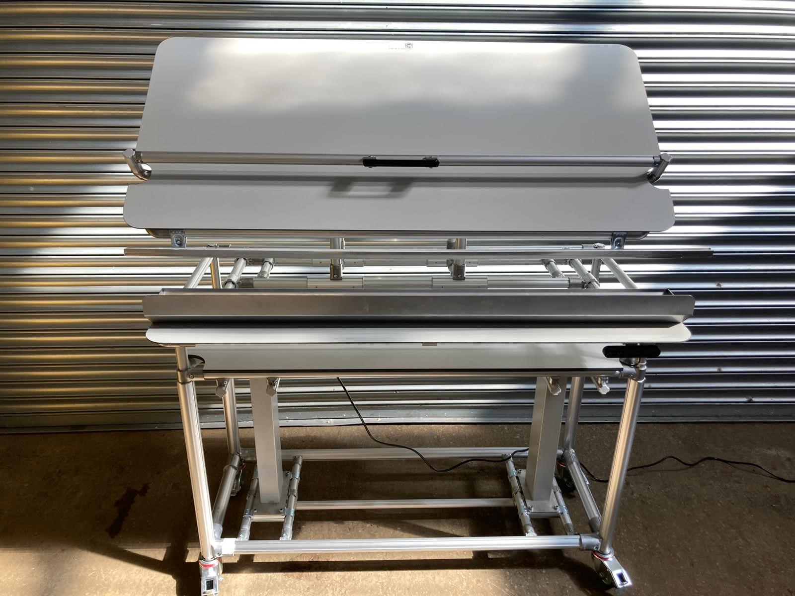 Customised workstation with stainless steel tray - Engineering: ATC Group